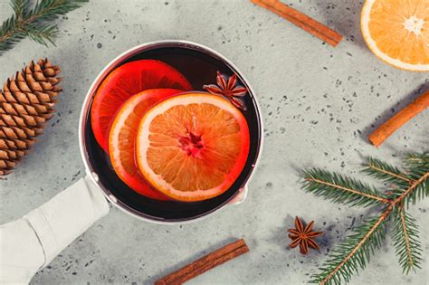 크리스마스 전통 음료와 함께 냄비에 상위 뷰 Mulled 와인 오렌지 슬라이스 아니 스 및 겨울 장식 중 계 피 스틱 0명에 대한 스톡 사진 및 기타 이미지 Istock