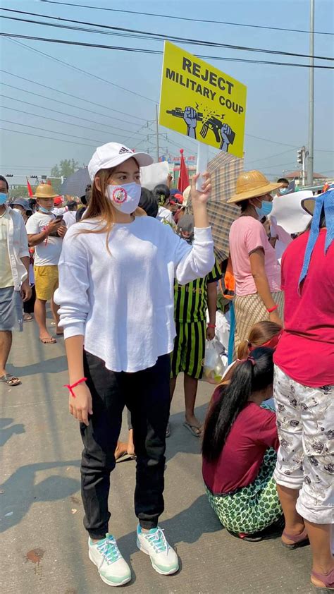 သနပ်ခါးလိမ်းပြီး အနုပညာရှင်မောင်နှမတွေနဲ့အတူ လူထုလှုပ်ရှားမှုတွေမှာ တက