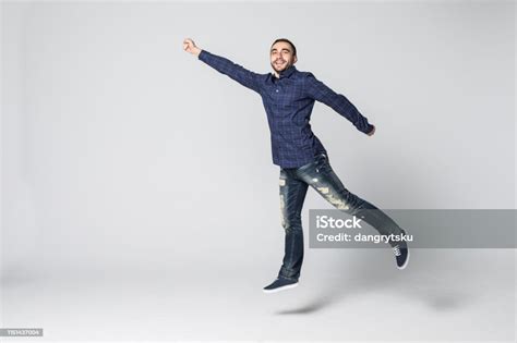 행복 흥분 하는 쾌활 한 젊은 남자 점프와 흰색 배경에 고립 된 성공을 축 하 가득 찬에 대한 스톡 사진 및 기타 이미지 가득 찬 길이 명랑한 Istock