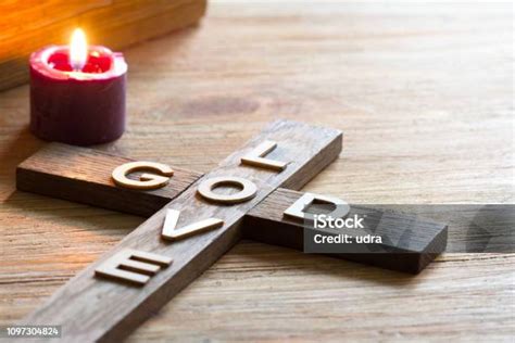 비 하나님과 부활절 기독교 나무 십자가 사랑 추상적인 종교 배경 가로세로 낱말퍼즐에 대한 스톡 사진 및 기타 이미지 가로세로 낱말퍼즐 가시 개념 Istock