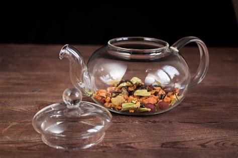 어두운 나무 배경에 유리 주전자에 향기로운 건조 과일 차 0명에 대한 스톡 사진 및 기타 이미지 0명 건조한 동쪽 Istock