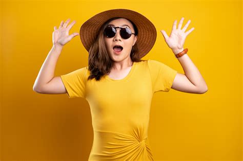 노란색 배경 위에 고립 된 선글라스와 모자를 착용 하는 초상화 여자 긍정적인 감정 표현에 대한 스톡 사진 및 기타 이미지 긍정적인 감정 표현 낮 노랑 Istock