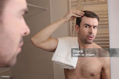 거울에 비친 자신의 헤어라인을 관찰하는 남자 Hair Transplant에 대한 스톡 사진 및 기타 이미지 Hair Transplant 남자 남자들만 Istock