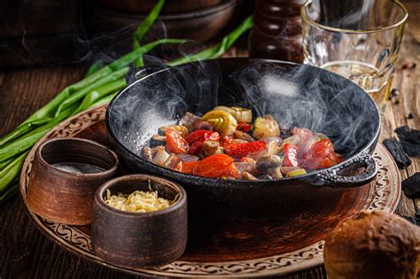 우크라이나어 스타일의 유럽 요리 따뜻한 구운 야채 샐러드와 연기 맥주 소박한 레스토랑에서 식사를 제공합니다 배경 이미지 복사 공간 텍스트 건강한 식생활에 대한 스톡 사진 및