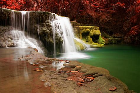 명확한 녹색 에메랄드 물과 바위에 폭포 빨간 나무와 자연 풍경 및 배경 훼이싸이 매 Khamin 폭포에서 정글에서 루트 휴식 0명에 대한 스톡 사진 및 기타 이미지 Istock