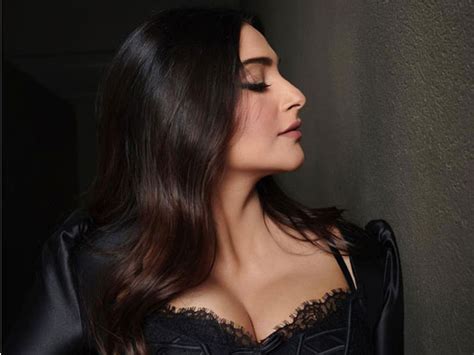 Ultra Glamorous Looks Of Sonam Kapoor In Black