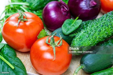 샐러드를위한 신선한 농장 여름 야채 오이 토마토 양파 고추 아루굴라 잎은 가벼운 배경에 부엌에서 잎 0명에 대한 스톡 사진 및 기타 이미지 Istock