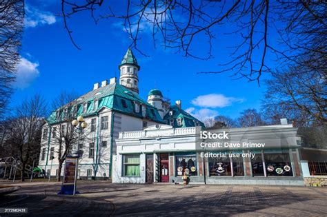 이른 봄철 녹지와 활기찬 하늘이 매력적으로 조화를 이루는 유르말라의 유서 깊은 건축물 건축에 대한 스톡 사진 및 기타 이미지 건축 경관 계절 Istock