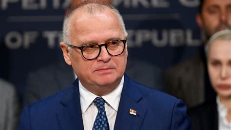 Српскиот министер за градежништво во оставка Горан Весиќ префрлен во болница