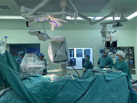 以亚毫米级精准度“定位”脊柱手术通道位置 绵阳这台手术用到新型机器人 四川在线