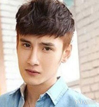图男生发型两边掏空中间桃心刘海赏析 打造帅气暖男范 男生发型两边掏空中间桃心刘海 伊秀美容网 yxlady