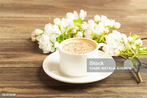 뜨거운 향기로운 커피 한잔과 나무 배경에 사과 나무의 꽃이 만발한 지점 평면 레이아웃입니다 복사 공간 건강한 생활방식에 대한 스톡 사진 및 기타 이미지 Istock