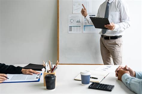 성장 프로젝트 발표 차트 통계 토론 및 분석 비즈니스 전략 및 재무 계획에 대한 그래프를 통해 기업의 이익을 높이는 비즈니스