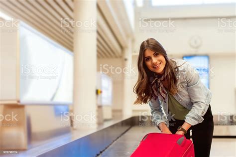 그녀의 수하물 컨베이어 벨트 지역에서 수집 하는 공항에서 여자 가방에 대한 스톡 사진 및 기타 이미지 가방 공항 공항 터미널 Istock