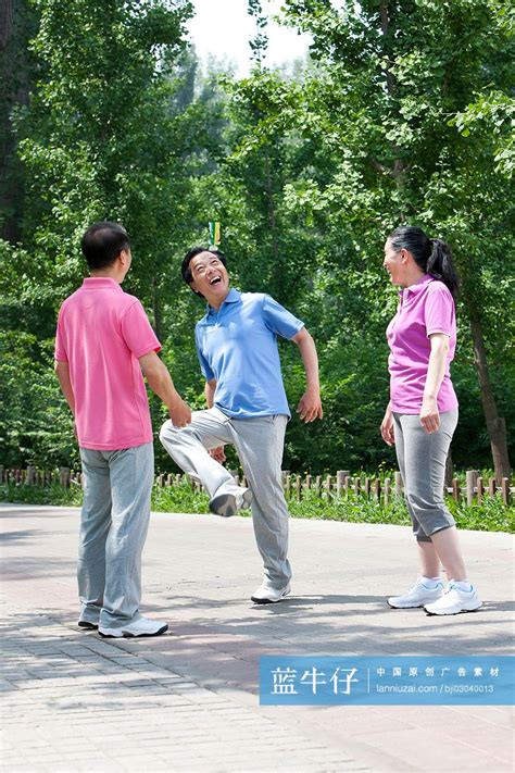 老年人公园内踢毽子 蓝牛仔影像 中国原创广告影像素材