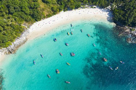 위에서 보기 하얀 모래와 청록색 맑은 물 긴 꼬리 보트와 사람들 일광욕 자유 해변 푸 켓 태국 아름 다운 열 대 해변의 공중 보기 바나나에 대한 스톡 사진 및 기타 이미지
