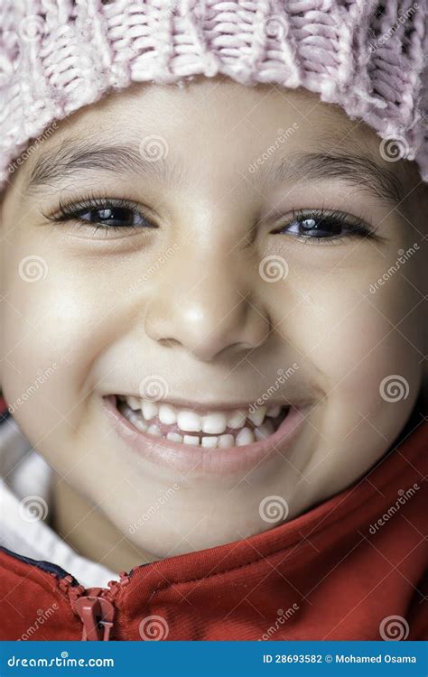 Meisje Met Grote Glimlach Stock Foto Image Of Zorg Leuk