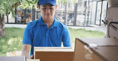 배달 밴에 골판지 상자를 적재하는 배달원 비즈니스 배송 및 배송 서비스 사진 Unsplash의 사업 이미지