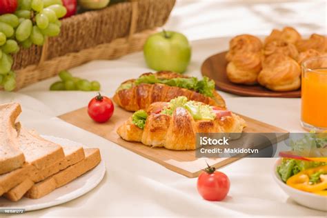 녹색 자연 배경으로 필드에 빨간색과 흰색 체크 피복에 음식 빵 과일 오렌지 주스와 함께 피크닉 고리 버들 세공 바구니 피크닉 개념입니다 0명에 대한 스톡 사진 및 기타