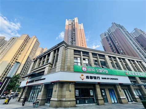 捡漏急售！万年场地铁口，十字路口大转角（成都银行），年租82万，包税房发现成都商铺