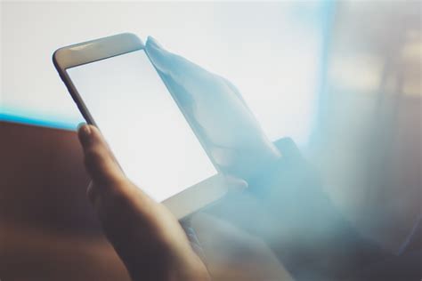 여자 박 대기 시에 흰색의 빈 화면으로 스마트폰 들고 배경 흐리게에 근접 촬영 가리키기에 대한 스톡 사진 및 기타 이미지 가리키기 거리 공란 Istock