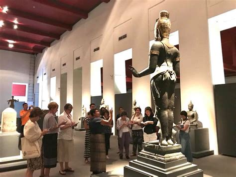 คุณศุภวรรณ นงนุช ภัณฑารักษ์ประจำพิพิธภัณฑสถาน พระนคร นำคณะ National Museum Volunteer ชมนิทรรศการ