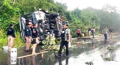 ¡un Muerto Y 13 Heridos En Volcadura De AutobÚs