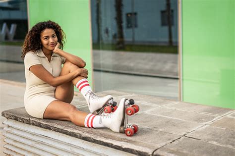 여름날 롤러 스케이트를 타고 도심의 현대적인 건물 옆에서 쉬고 있는 젊은 아름 다운 스페인 여성 30 34세에 대한 스톡 사진 및 기타 이미지 Istock
