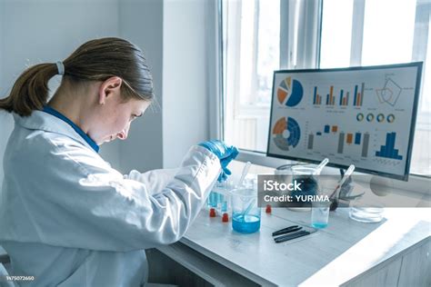 의학 연구소 과학자는 피펫과 시험관으로 작업합니다 생명 공학의 과학 실험실 화학 생화학 및 실험 분야의 의학 개발 및 연구 25 29세에 대한 스톡 사진 및 기타 이미지