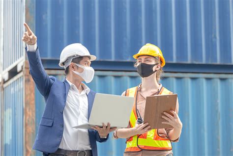 여성 엔지니어 및 공장 근로자 팀이 화물 물류 및 팀워크 개념에서 컨테이너 상자를 확인합니다 20 24세에 대한 스톡 사진 및 기타 이미지 Istock