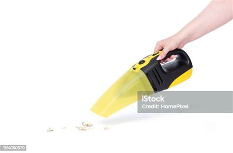 흰색 배경에 고립 된 휴대용 진공 청소기를 들고 집을 청소하는 여성 손 파일에 격리 경로가 포함되어 있습니다 가사 집안일에 대한 스톡 사진 및 기타 이미지 Istock