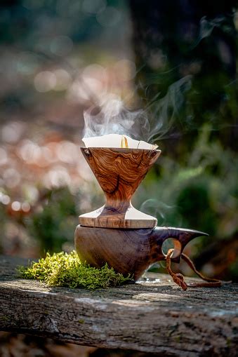 지상 커피에 물을 떨어 뜨릴 준비가되었습니다 숲에 드립 커피와 커피 휴식 필터 종이에 지상 커피와 나무 드립퍼 따르기에 대한