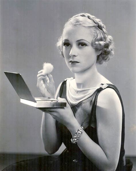 Sally Eilers Powders Her Nose Storia Della Moda Moda Stili