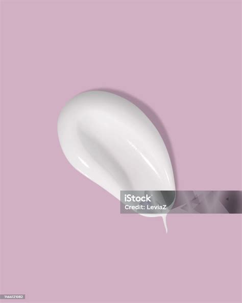 화이트 뷰티 크림은 분홍색 배경에 얼룩이 묻습니다 화장품 스킨 케어 제품 질감 페이스 크림 바디 로션 스 와이프 스와치 0명에