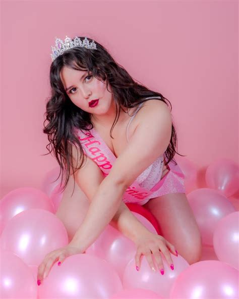 풍선이 달린 핑크색 축하 의상을 입은 우아한 여성 · 무료 스톡 사진