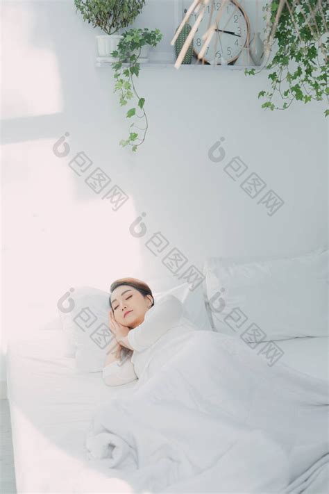 恼火的疲惫中年女子 包图企业站