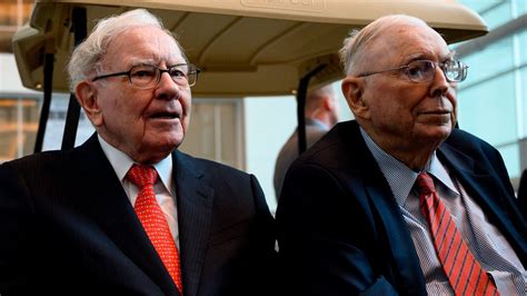 Warren Buffett Holds First Berkshire Hathaway Meeting Without Charlie