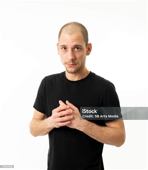 카메라를 똑바로 바라보는 중립적이고 자신감 있는 얼굴을 가진 잘생긴 백인 남자의 절반 길이 초상화 사람 인간의 얼굴 표정과 감정 흰색 회색 배경에 격리 감정에 대한 스톡