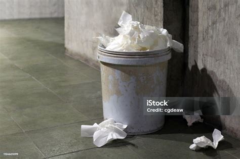 휴지서 쓰레기통 쓰레기통 가득 한 쓰레기 통 은 화장실에서 오래 된 쓰레기통 수 있습니다 쓰레기 수거통에 대한 스톡 사진 및 기타 이미지 Istock