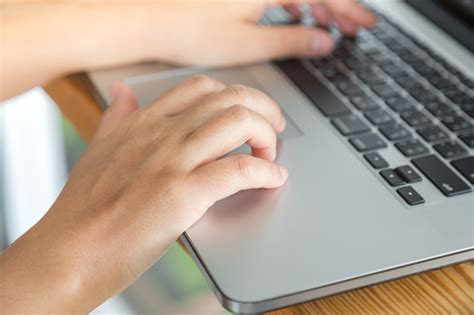 비즈니스 여자 클로즈업 손으로 노트북에서 타이핑하는 키보드 2015년에 대한 스톡 사진 및 기타 이미지 2015년 고름 기업 재무와 산업 Istock