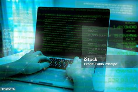 노트북 디스플레이에 코드를 입력하는 손 프로그래밍 언어 사이버 공간과 새로운 기술 개념 인터넷에 대한 스톡 사진 및 기타 이미지 Istock