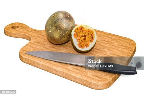 열정 과일은 칼 옆에 나무 보드에 거짓말 흰색 배경에 고립 된 3d 렌더링 3차원 형태에 대한 스톡 사진 및 기타 이미지 3차원 형태 개념 개념과 주제 Istock