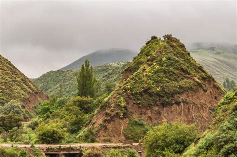 비가 내린 후의 산 협곡 그리고 도로 잿빛 안개가 자욱한 하늘과 젖은 산길 0명에 대한 스톡 사진 및 기타 이미지 0명