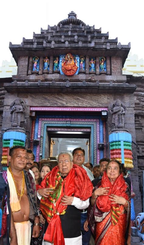 राज्यपाल ने अपने परिवार के साथ श्री मंदिर में भगवान जगन्नाथ के दर्शन