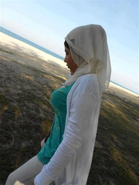 Gambar Gadis Pakai Tudung Tunjuk Buah