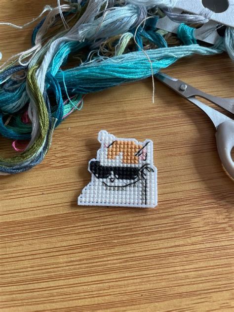 Вышивка крестом значок кот в очках Схемы вышивки крестиком Вышивка Вышитые подарки