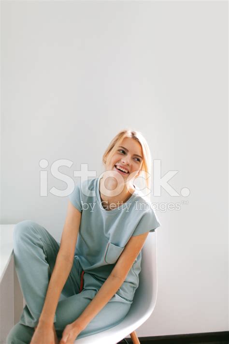 Девочка которая сидит на стуле 83 фото