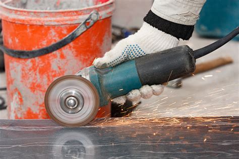 장갑에 작업자의 손에 불꽃을 만드는 각도 연 삭 기계 건축 재료 인하 각도에 대한 스톡 사진 및 기타 이미지 각도 강철 공장 산업 건물 Istock