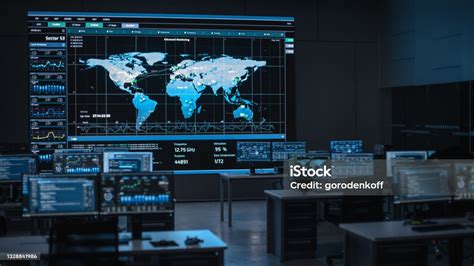 큰 디지털 화면에 글로벌지도와 큰 빈 데이터 모니터링 센터의 샷 라이브 분석 금융 주식 시장 거래 정보 및 빅 데이터의 센터 0명에 대한 스톡 사진 및 기타 이미지 Istock