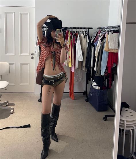 제니 눈 둘 곳 없는 카우걸…언더붑 초미니 패션 과감하네 나무뉴스